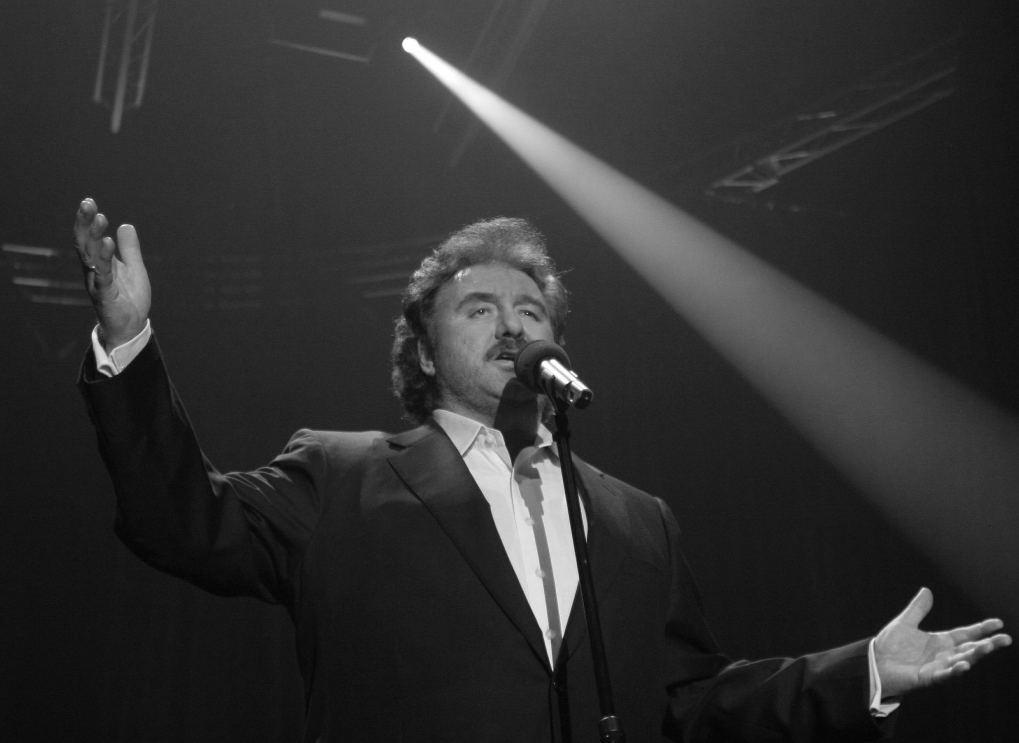 Krzysztof Krawczyk nie żyje. Szymon Hołownia bezlitośnie o wpisie Andrzeja Dudy